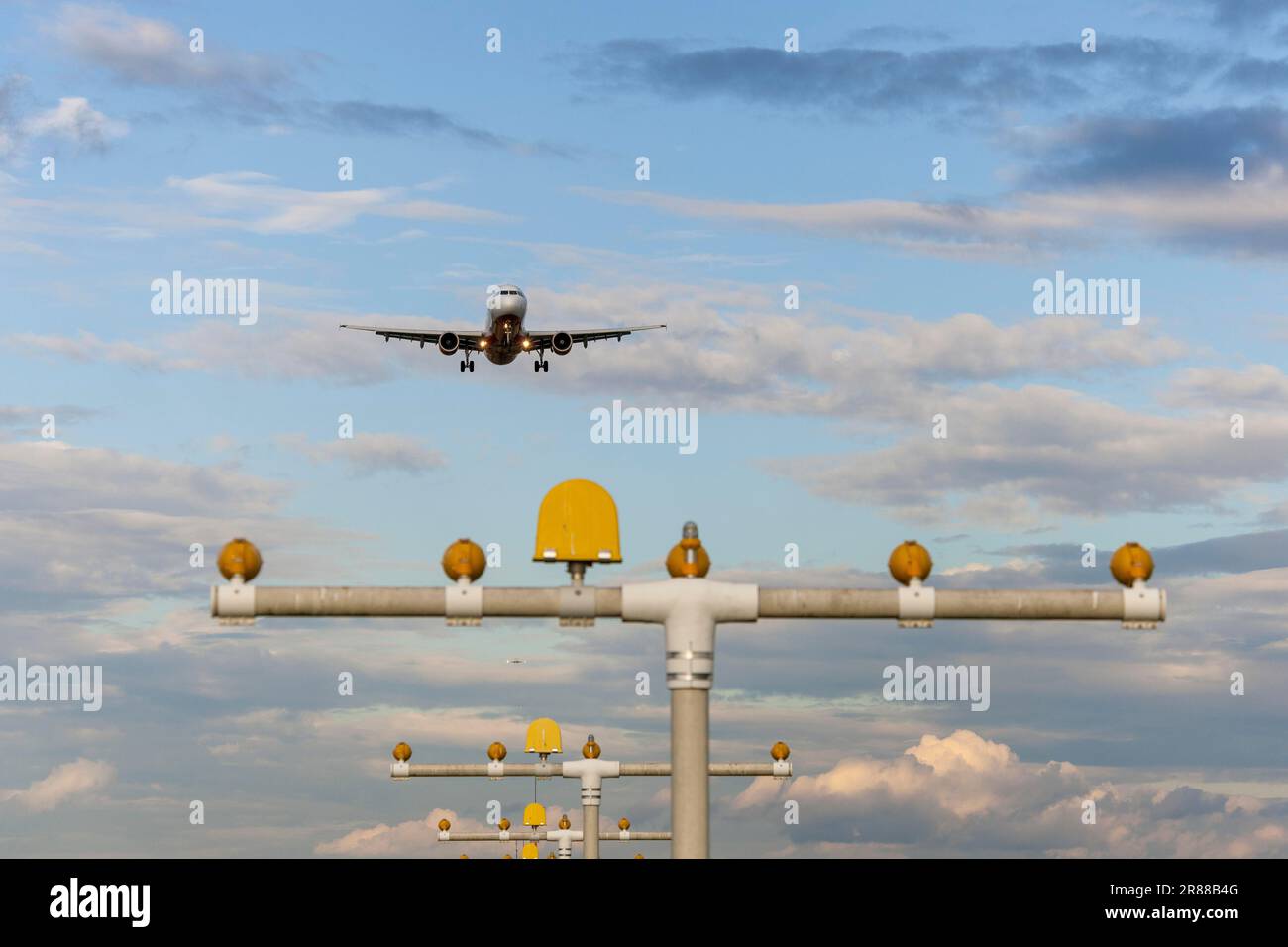 Landing aircraft, runway lighting, Stuttgart-Echterdingen Airport ...