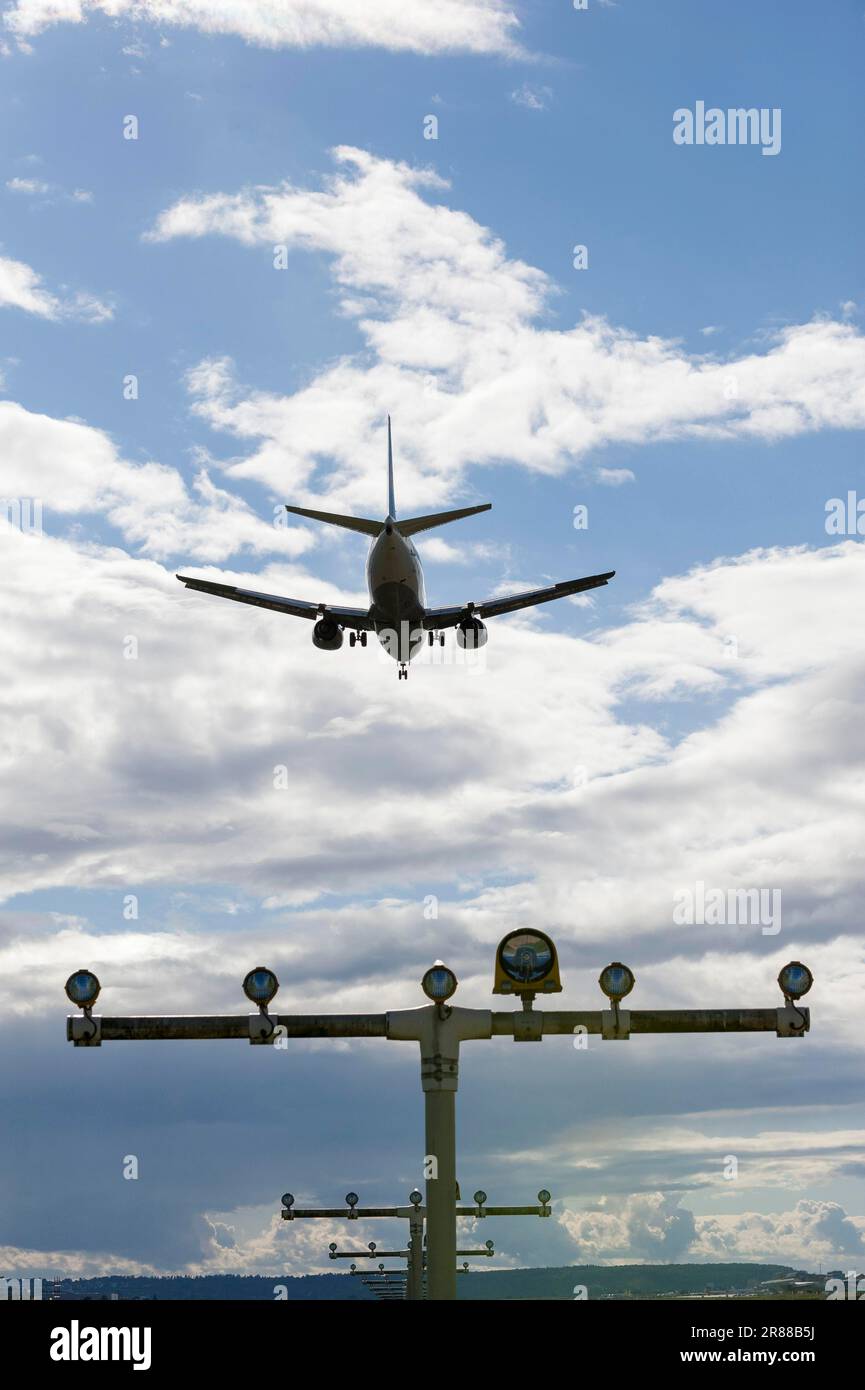 Landing aircraft, runway lighting, Stuttgart-Echterdingen Airport ...