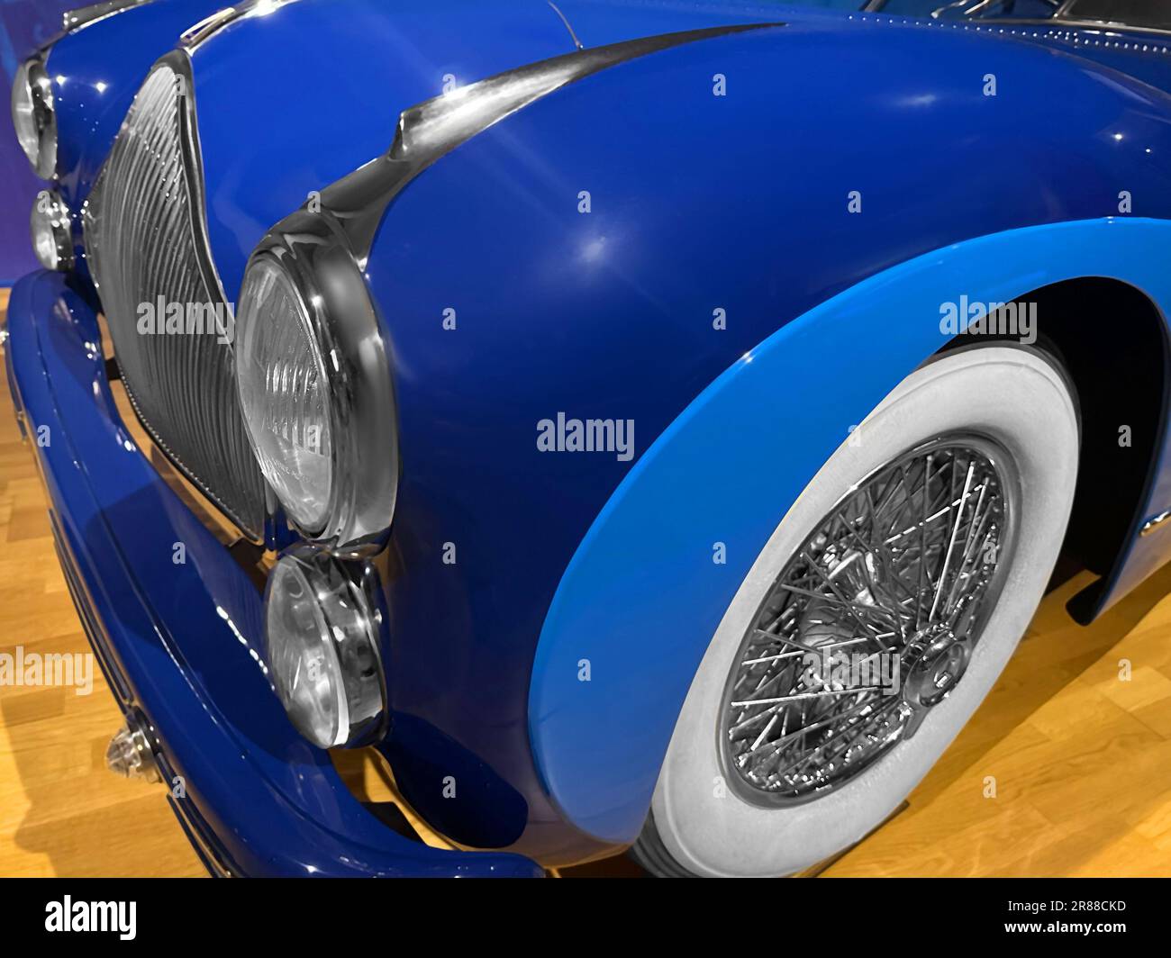 Blue retro car hi-res stock photography and images - Alamy