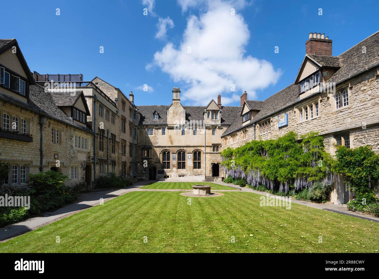 The courtyard of St. Edmunds Hall in the Old Town of Oxford ...