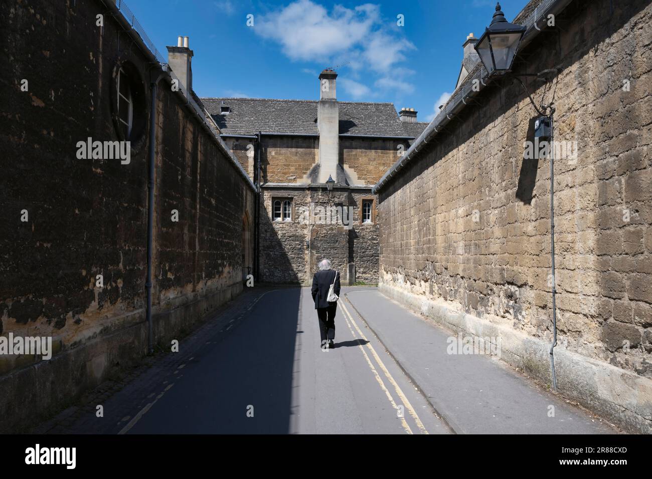 New College Lane in the Old Town of Oxford with historic buildings ...