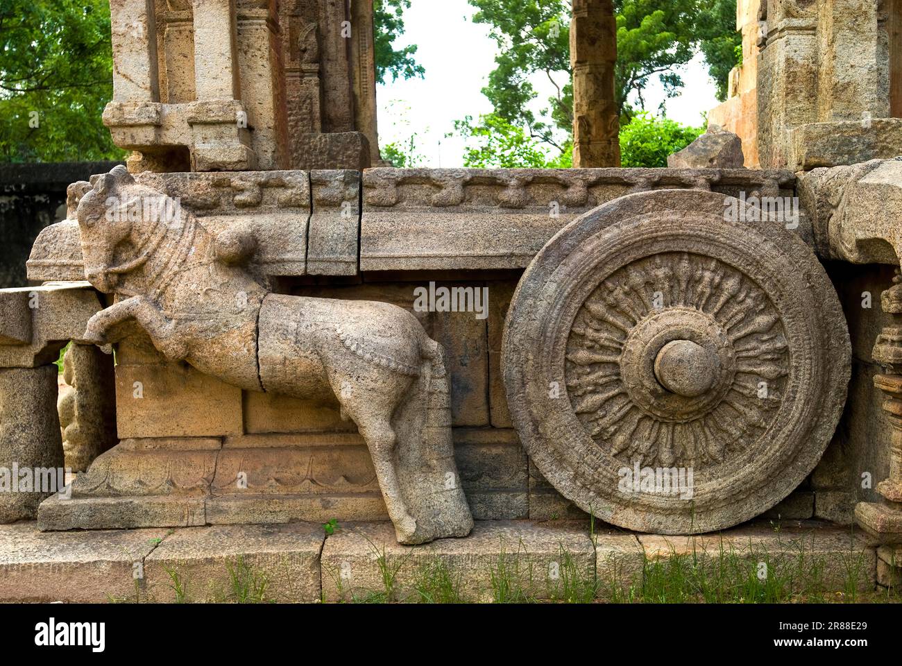 Horse drawn by Ratha chariot mandapa, the hall of hundred pillared ...