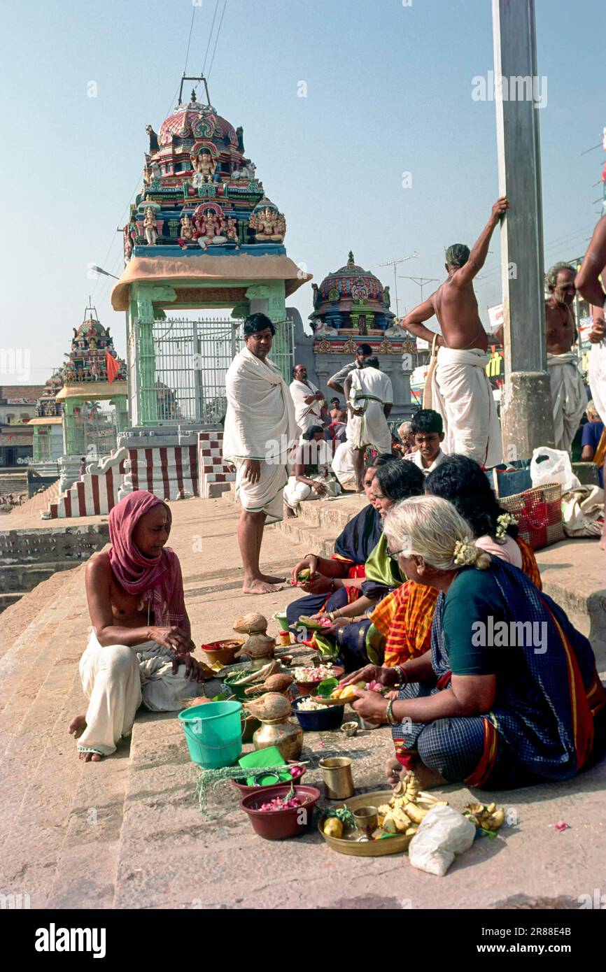Sumangali Pooja, Praying for husband's longevity during Mahamakham ...