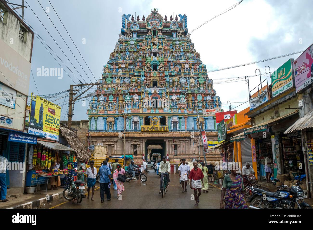 Gopuram tower, Jambukeshwara temple in Thiruvanaikaval ...