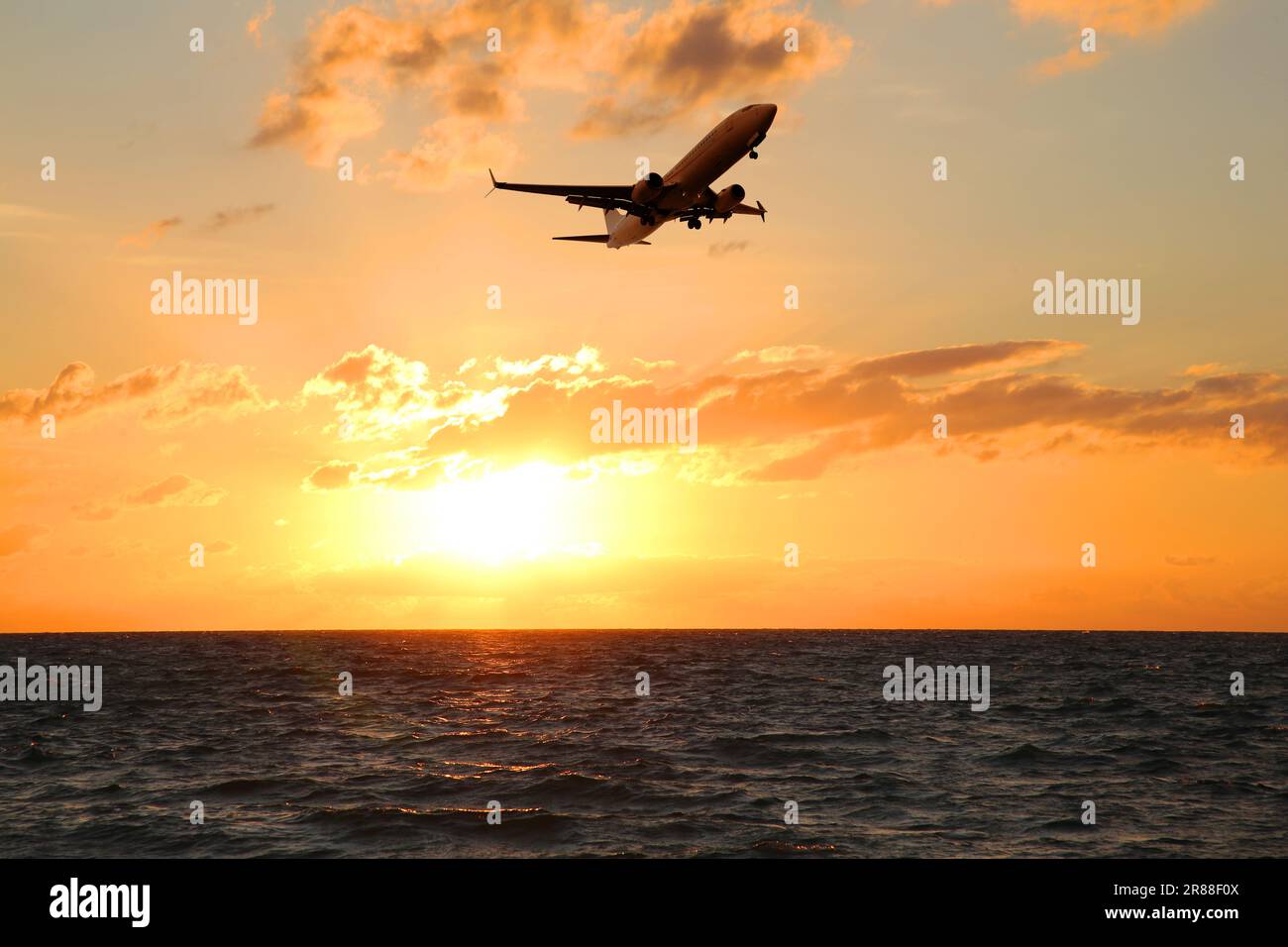 Airplane flying low over beach hi-res stock photography and images - Alamy