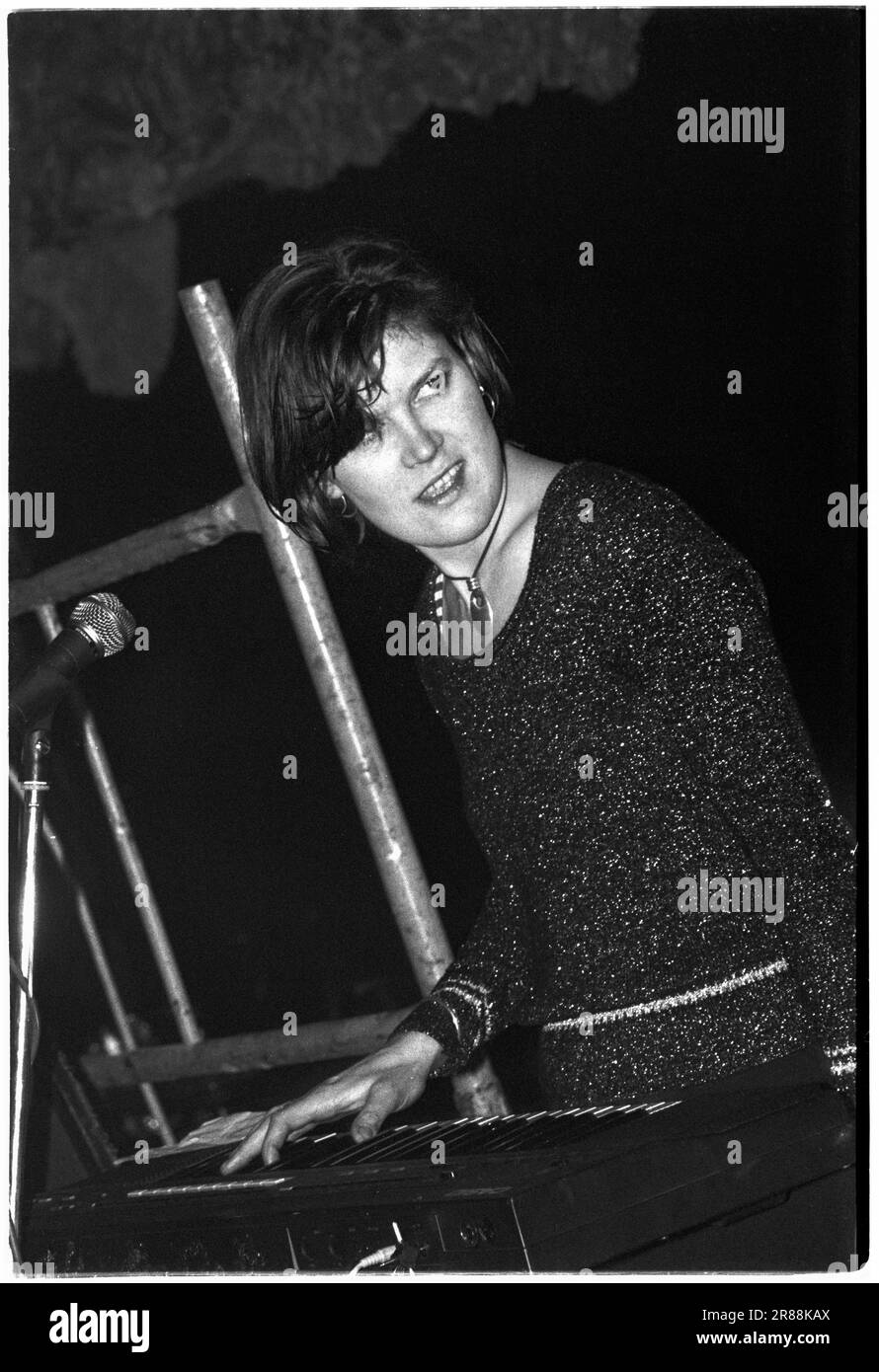 CATATONIA, VERY EARLY CONCERT, 1994: Clancy Pegg the original keyboard ...