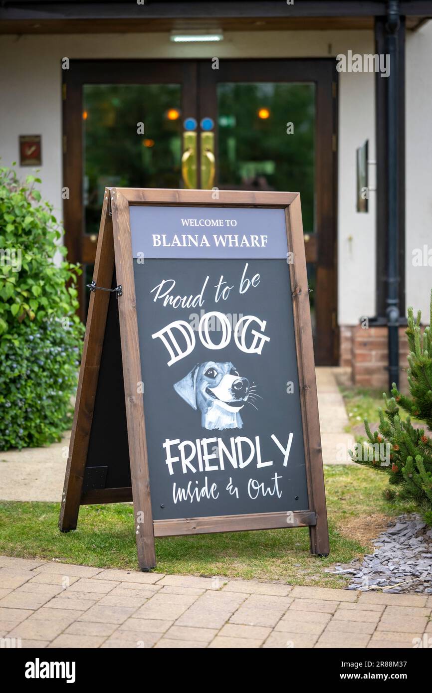 Dog friendly pub sign hi-res stock photography and images - Alamy