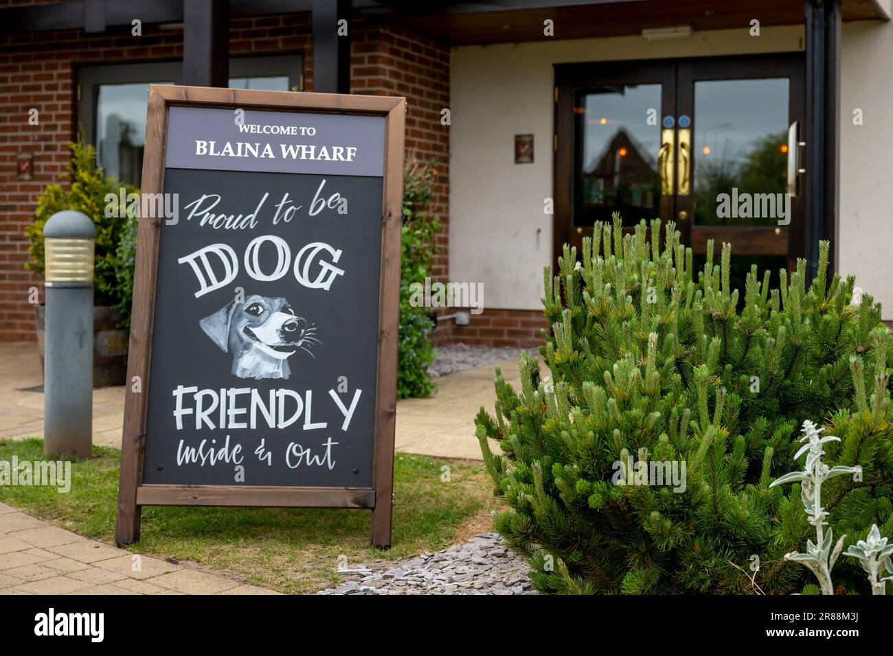 Dog friendly pub sign hi-res stock photography and images - Alamy