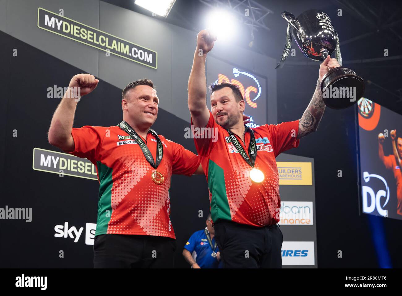 Darts world championship trophy hi-res stock photography and images - Alamy