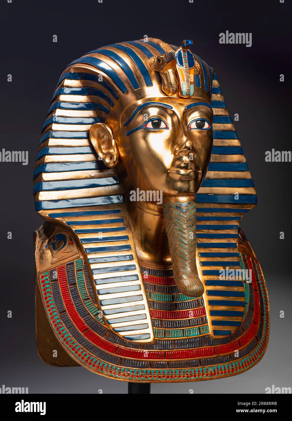 Golden statue king tutankhamun king hi-res stock photography and images ...