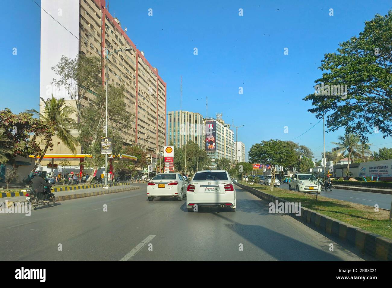 Shahra e Faisal Road Karachi Traffic Stock Photo - Alamy