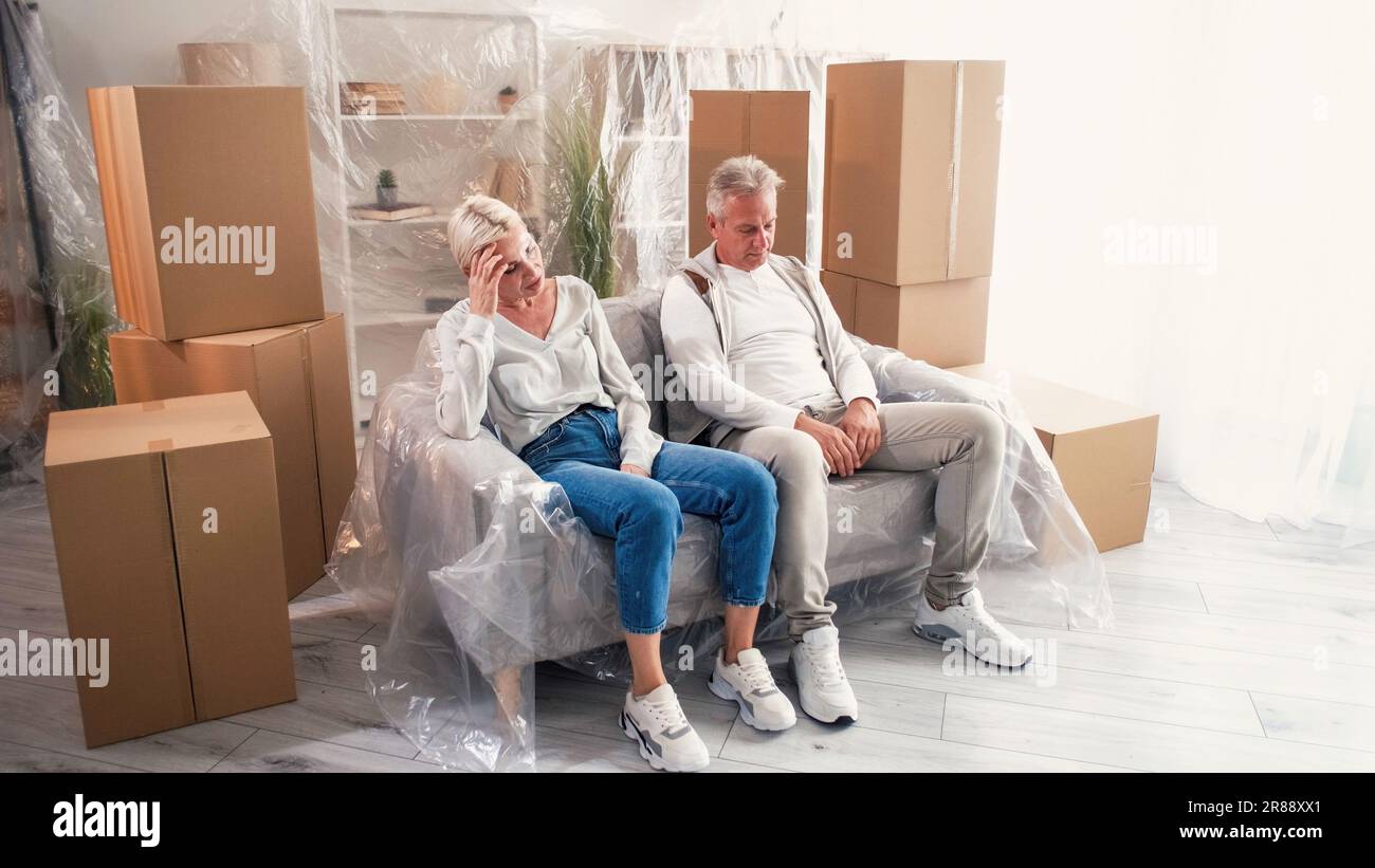 Man moving house sad hi-res stock photography and images - Alamy