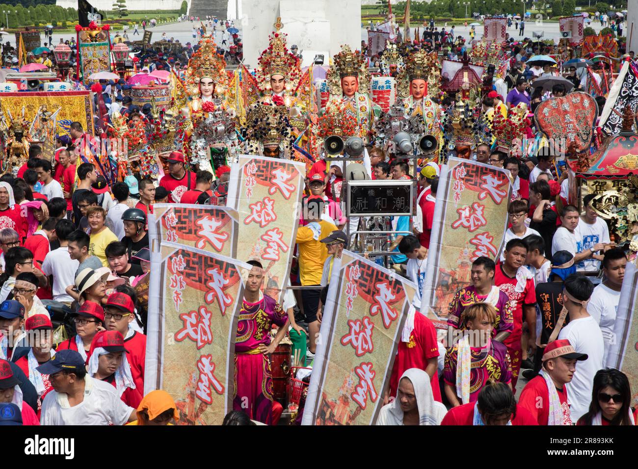 Devotees perform Taiwanese traditional religious idols in Taiwan on ...