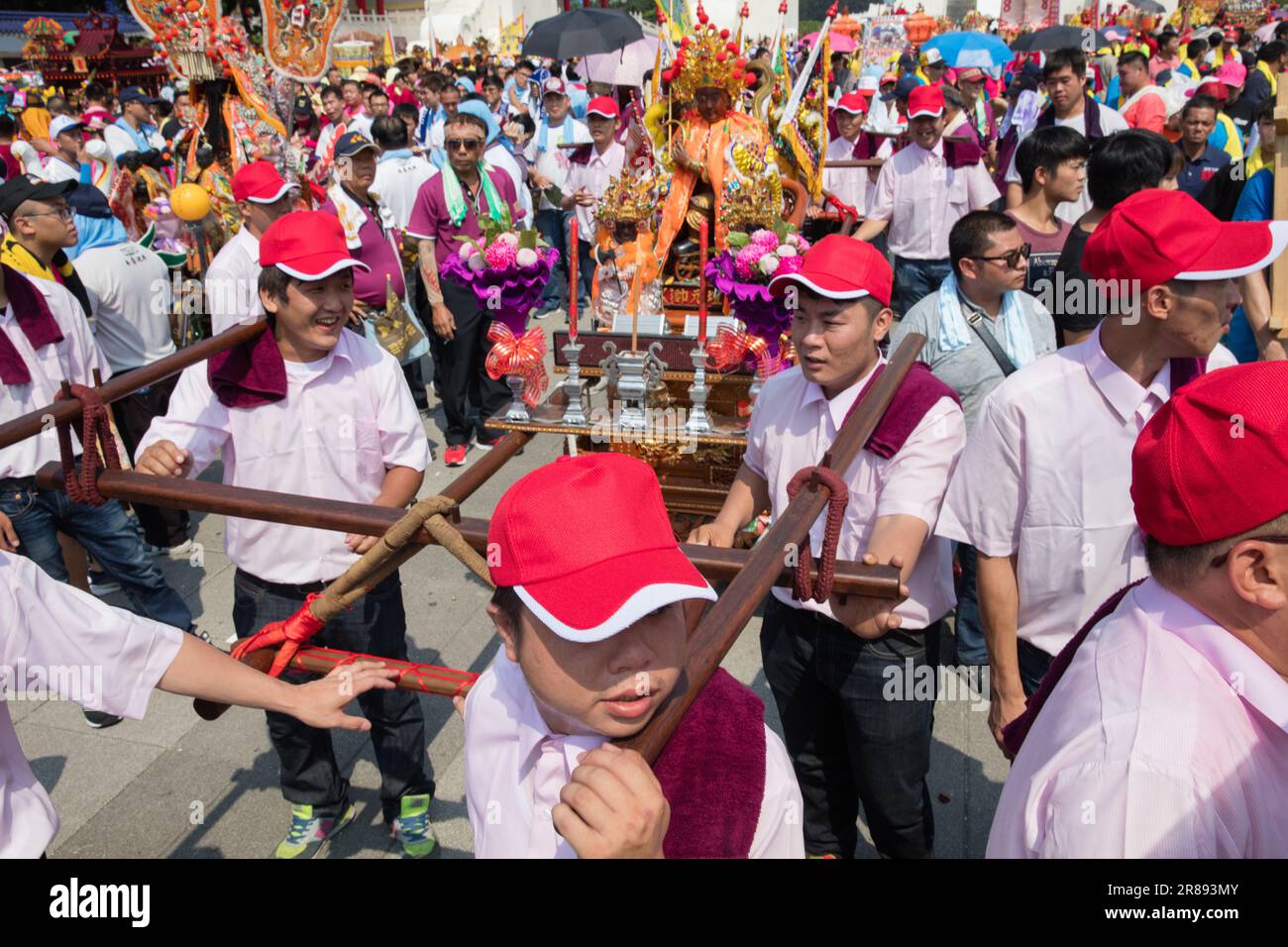 Devotees perform Taiwanese traditional religious idols in Taiwan on ...
