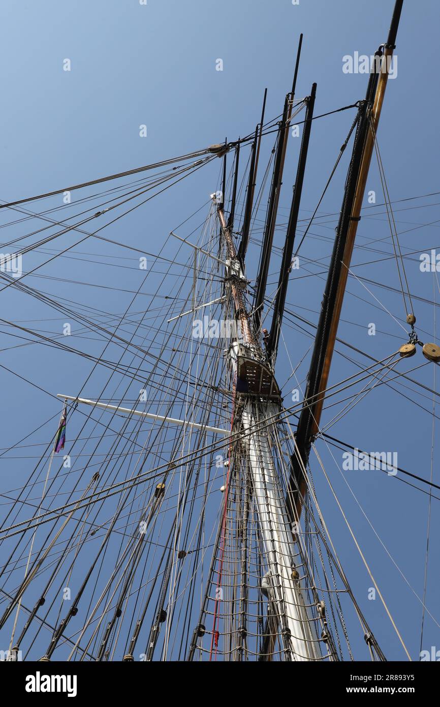 People rigging cutty sark hi-res stock photography and images - Alamy