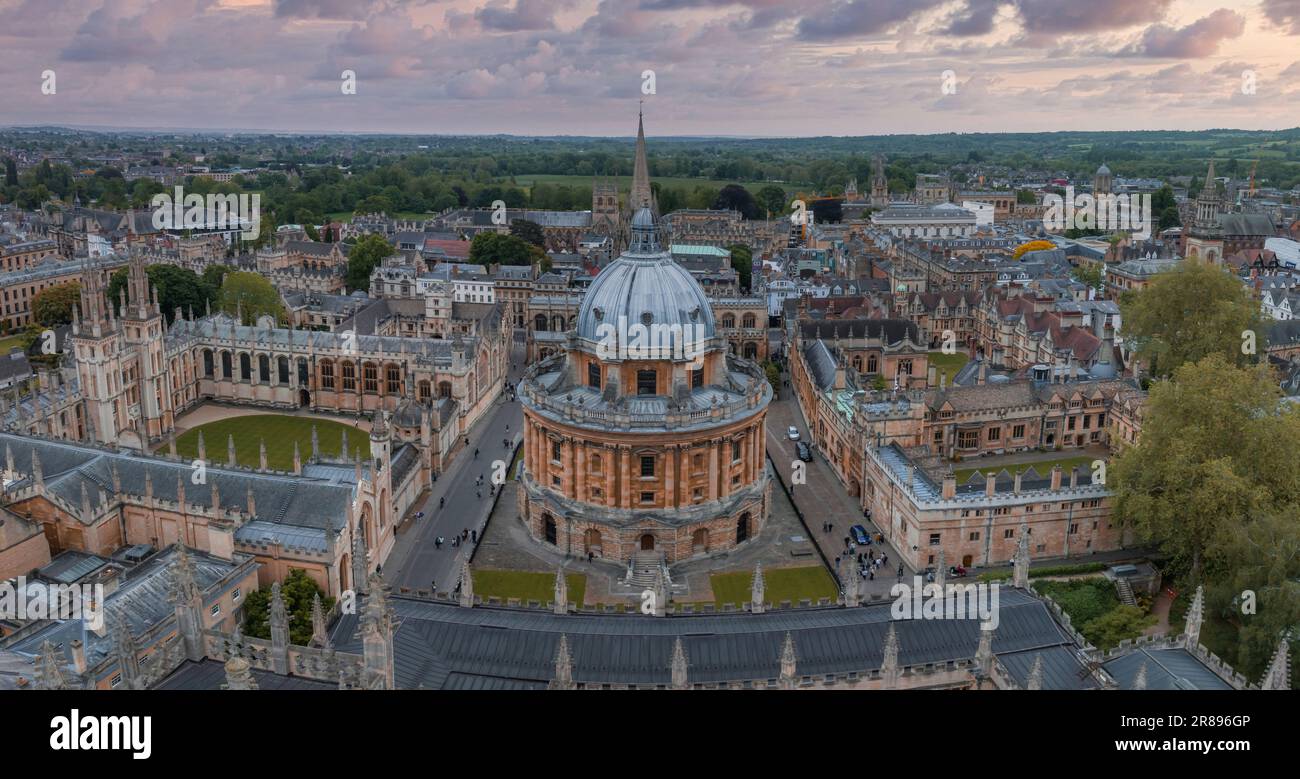 Aerial view over the city of Oxford with Oxford University Stock Photo ...