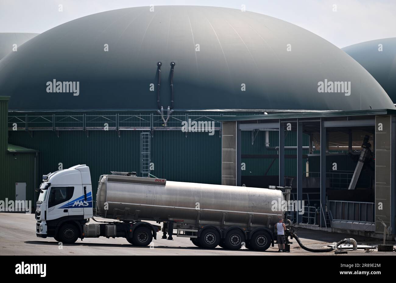 Grabsleben, Germany. 20th June, 2023. Slurry is delivered in front of ...