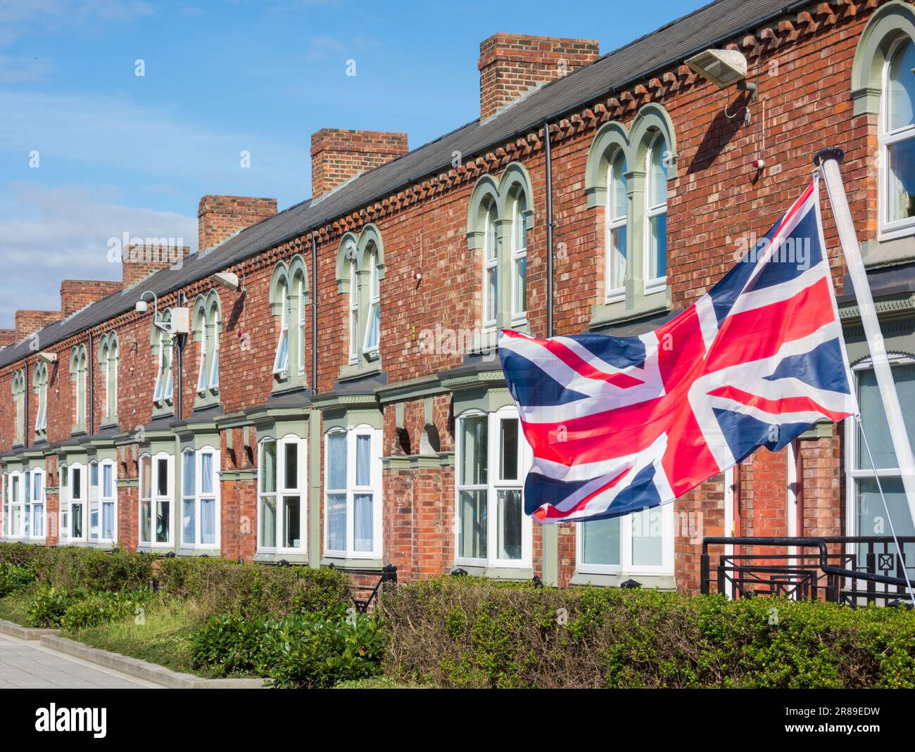 Row of terraced houses hi-res stock photography and images - Alamy