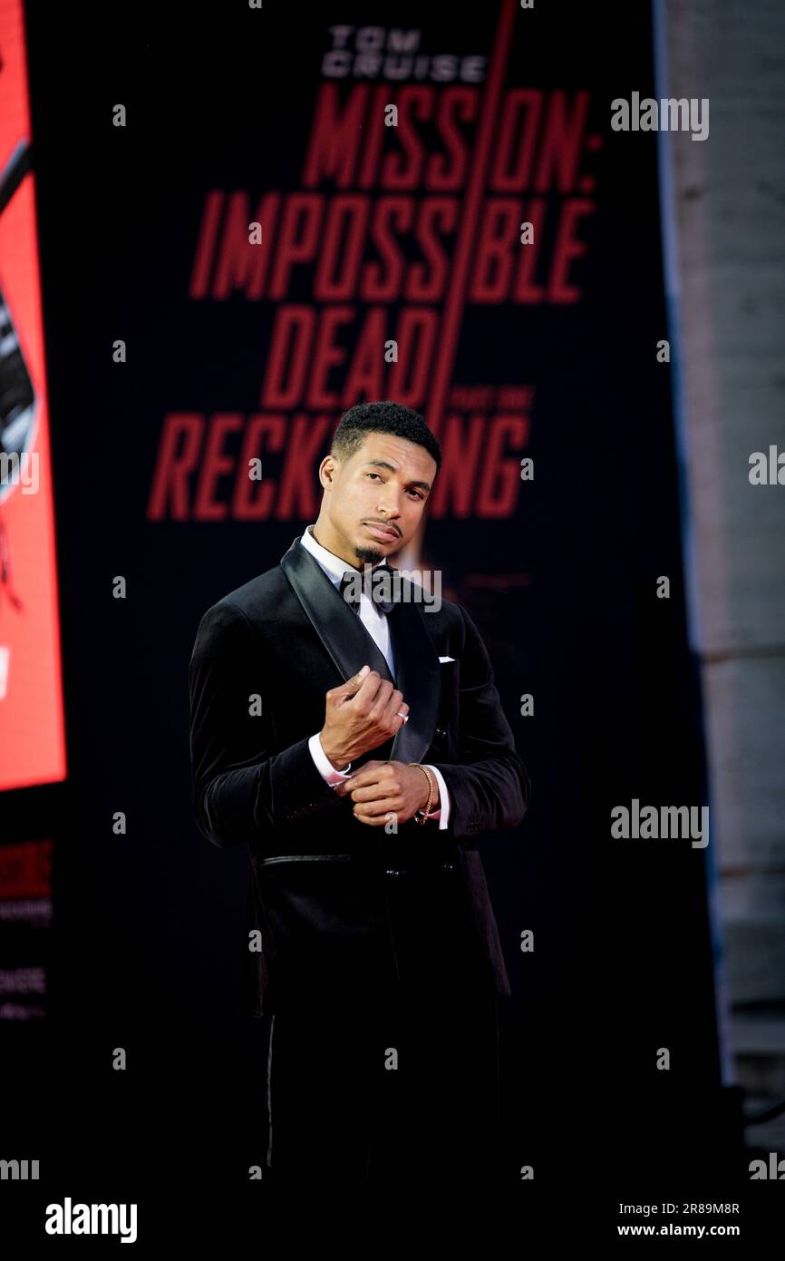 Tarzan cast hi-res stock photography and images - Alamy