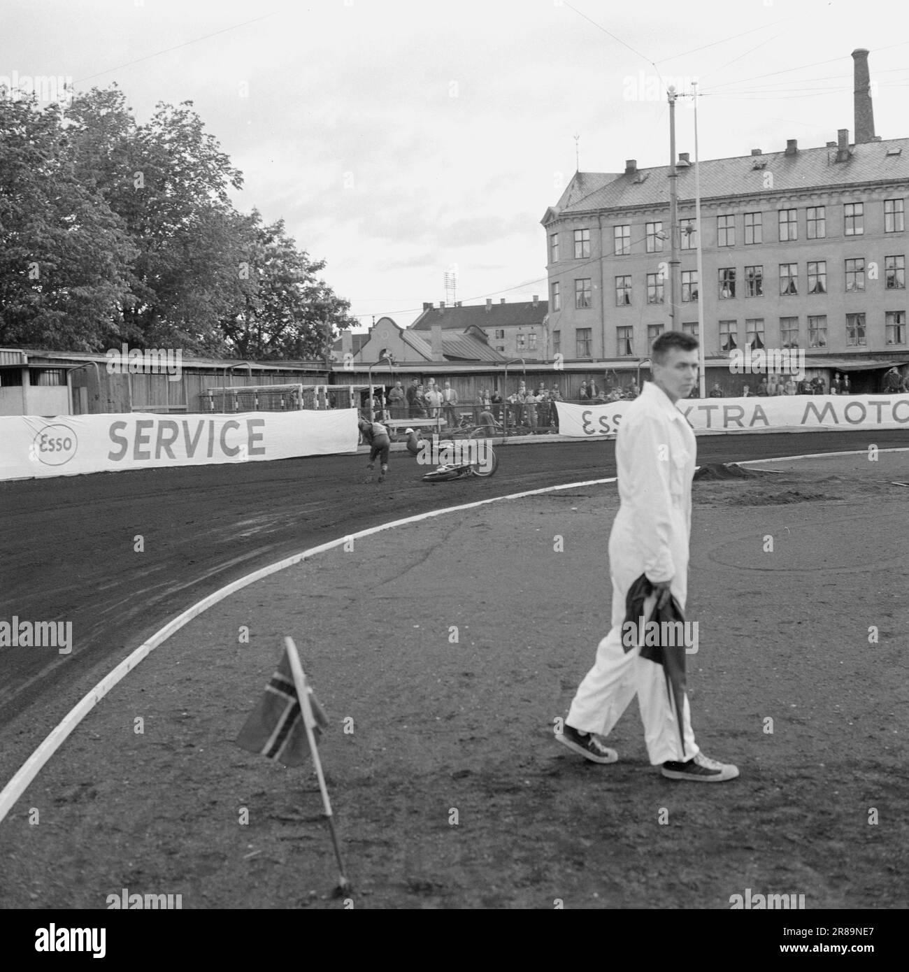 Current 26-2-1960: Our new speed king The world's best motorcyclists only see the rear wheel of ...