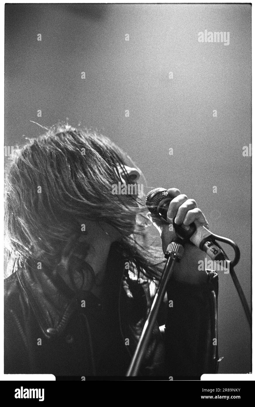 PRIMAL SCREAM, CONCERT, 1994: Bobby Gillespie of Scottish band Primal ...