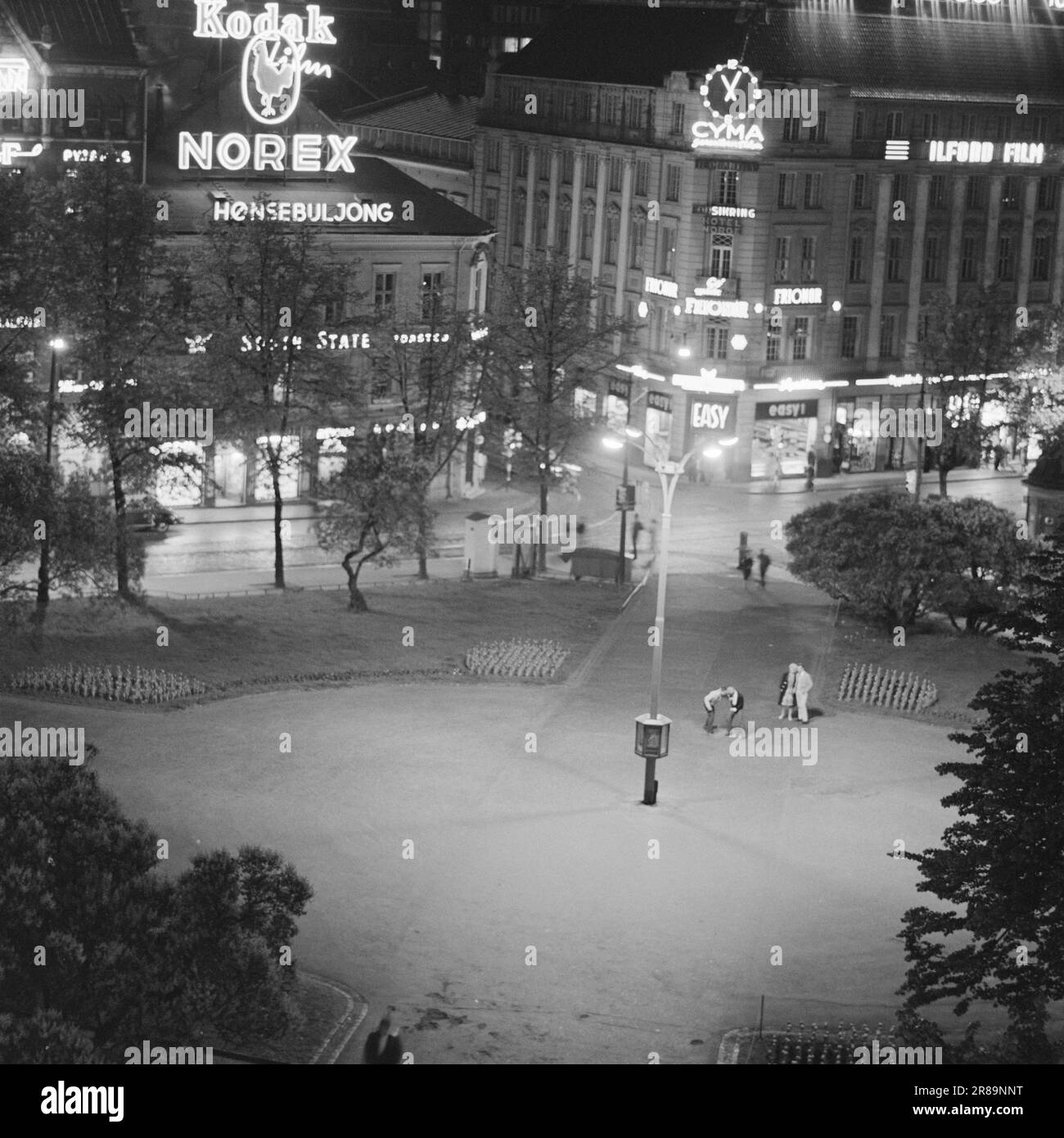 Current 25-1-1960: Where the city's pulse beats The camera reflects ...