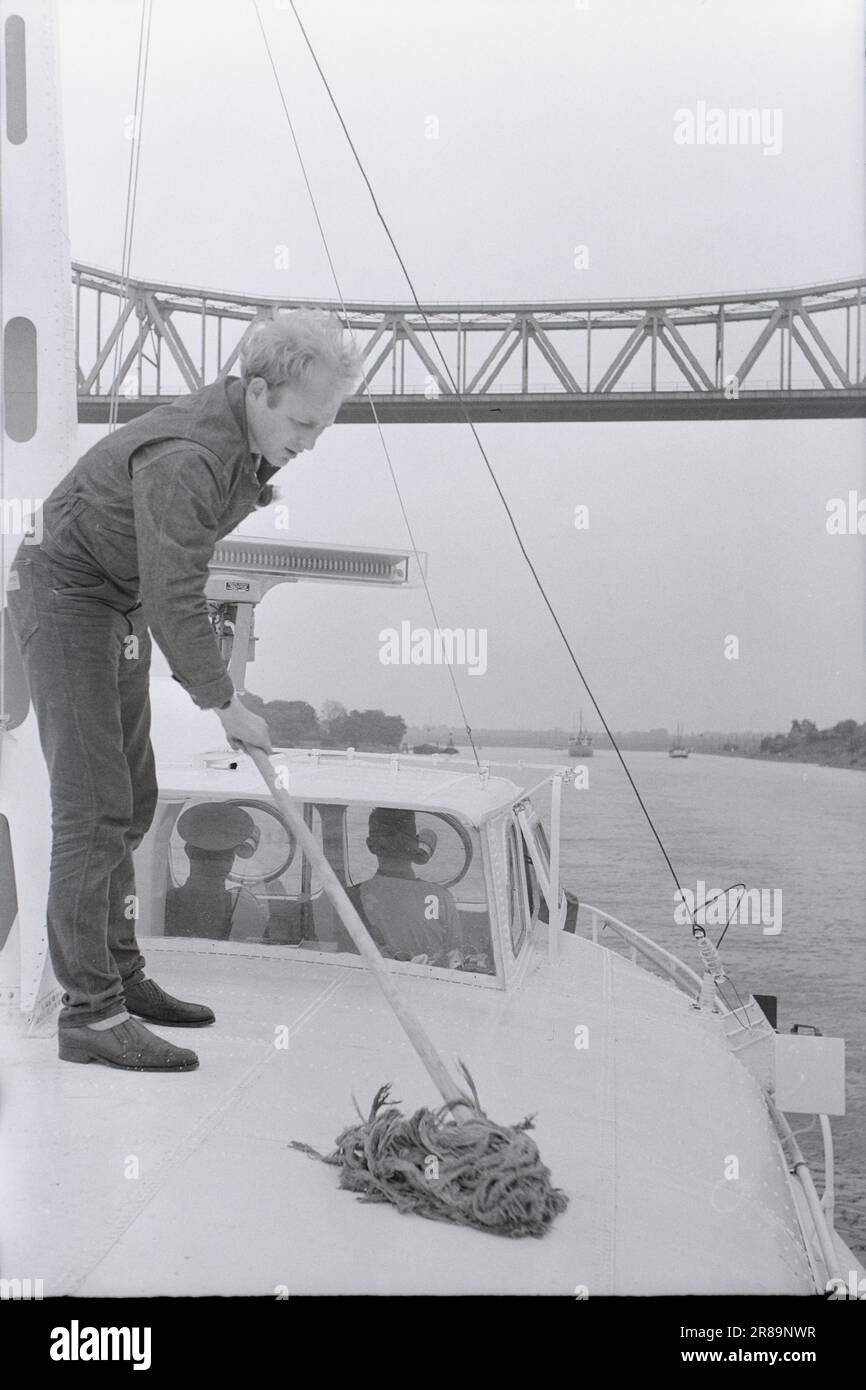 Current 26-4-1960: Water under the wings Norway's first hydrofoil boat ...