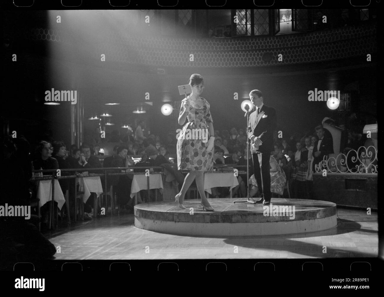 Actual 21-5-1960 : Søtten-Stil At a mannequin show at Regnbuen in Oslo ...