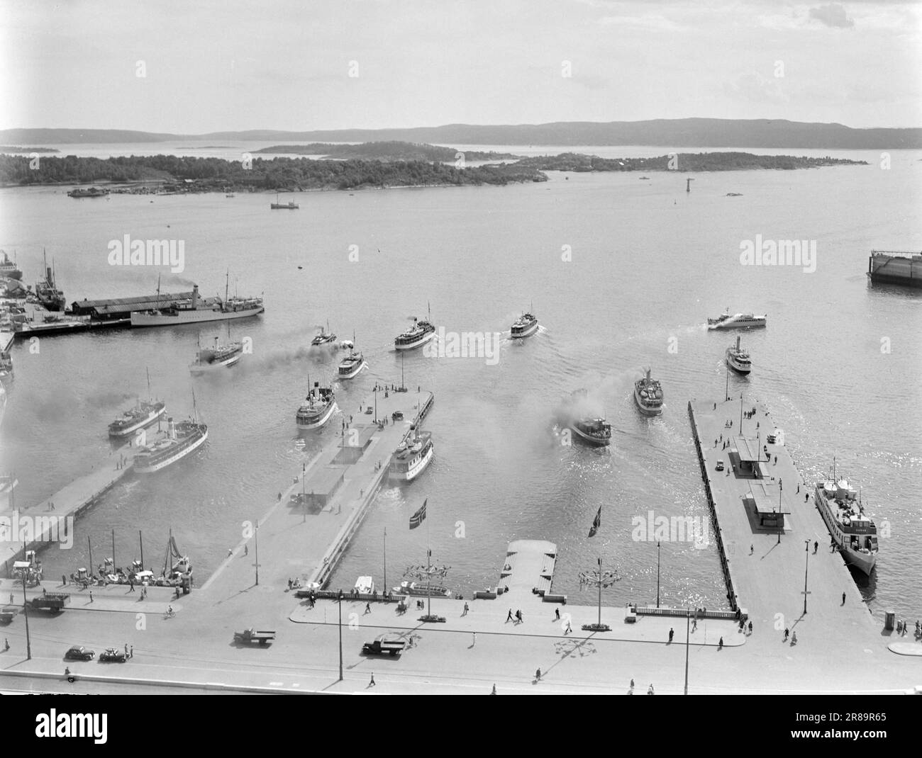 Actual 16-1950: The fjord's included swans.Steamboats in the Oslofjord ...