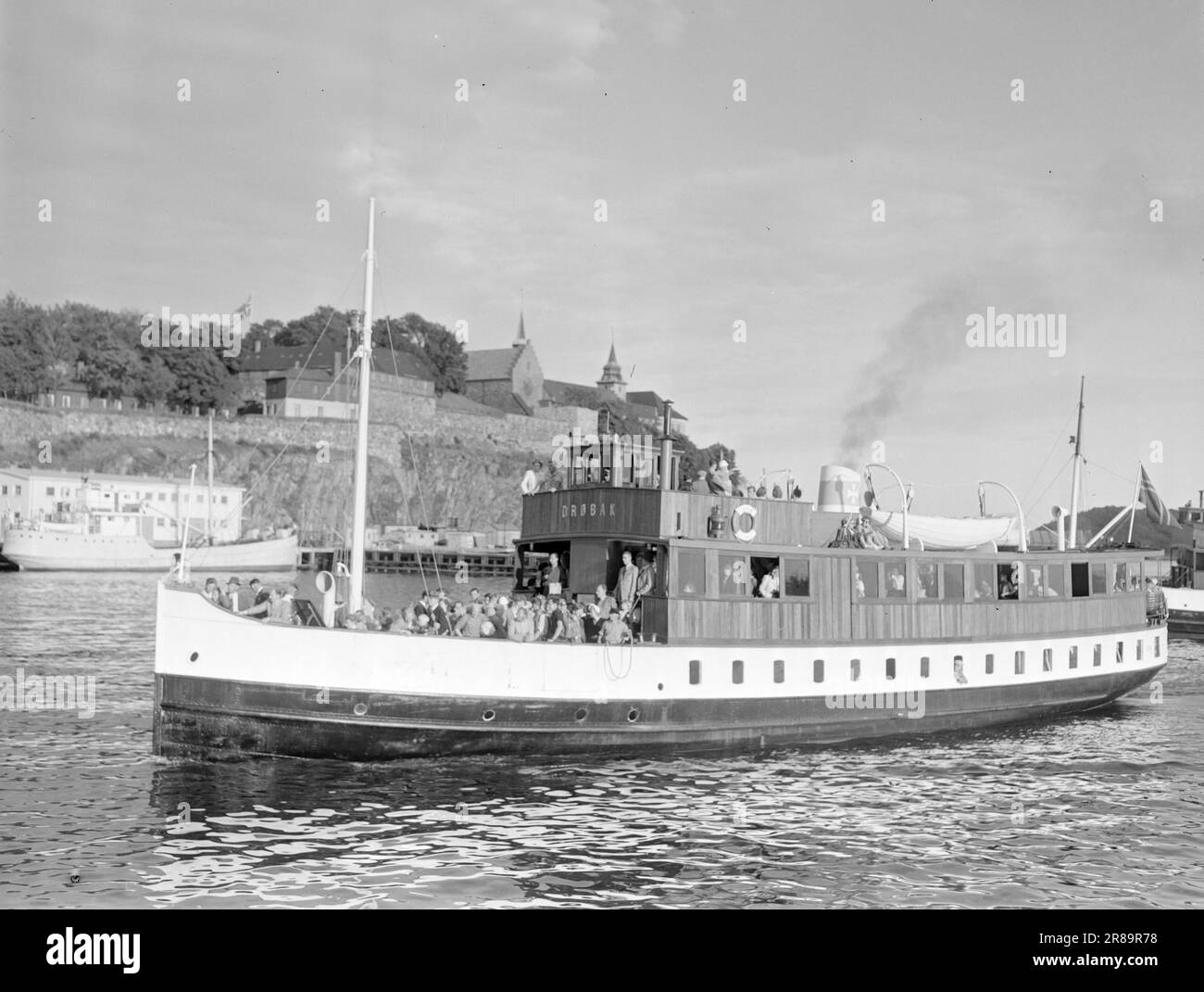Actual 16-1950: The fjord's included swans.Steamboats in the Oslofjord ...