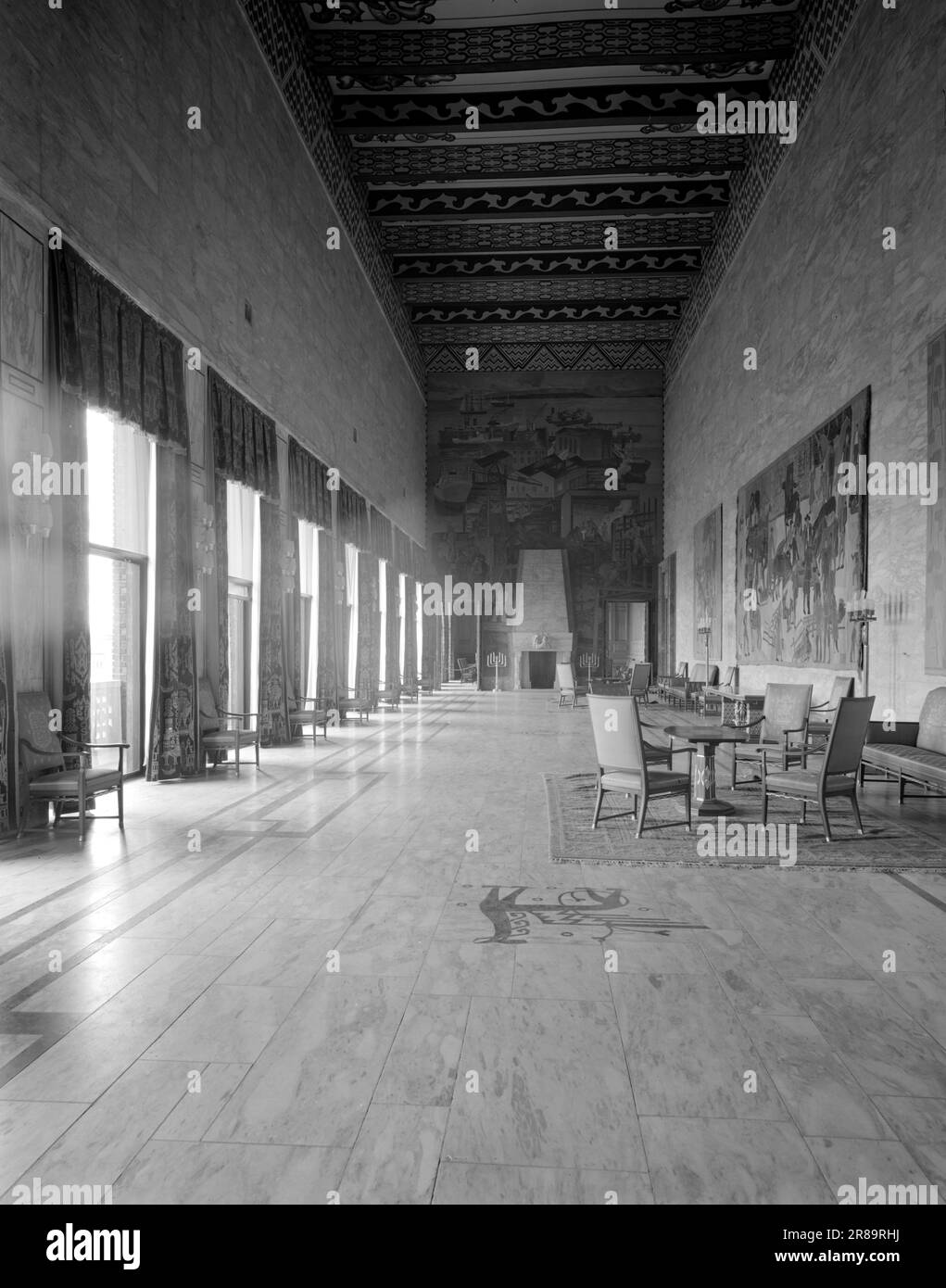 Continuous ceiling hi-res stock photography and images - Alamy