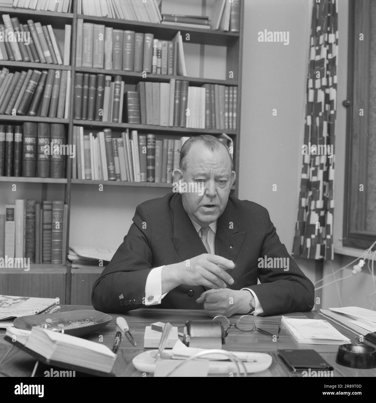 Actual 46-4-1960 : Sledgehammer and foil.Interview with the UN's first ...