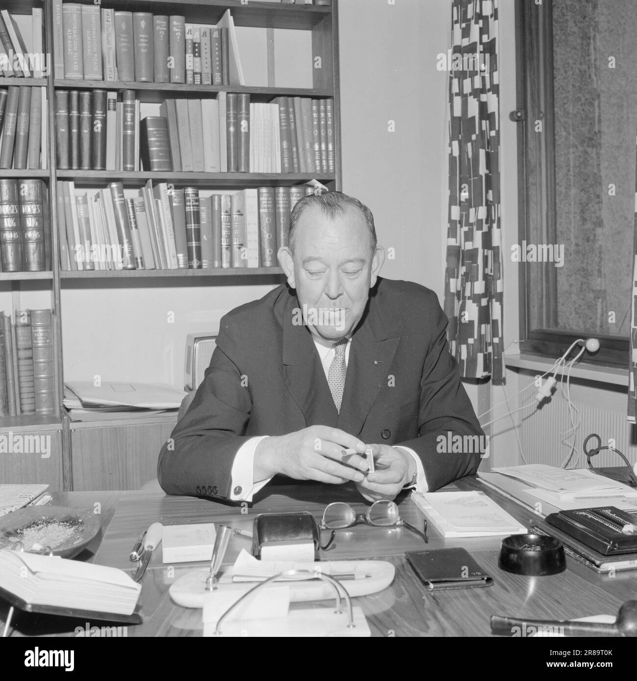 Actual 46-4-1960 : Sledgehammer and foil.Interview with the UN's first ...