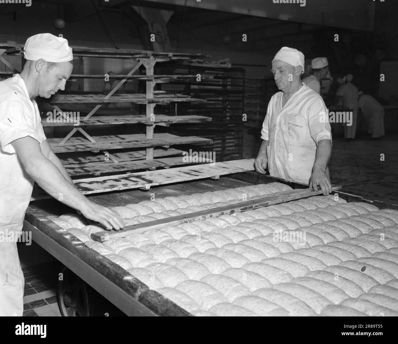 Actual 25/26- 1950: 300,000 Christmas breadAt the big bakeries, the ...