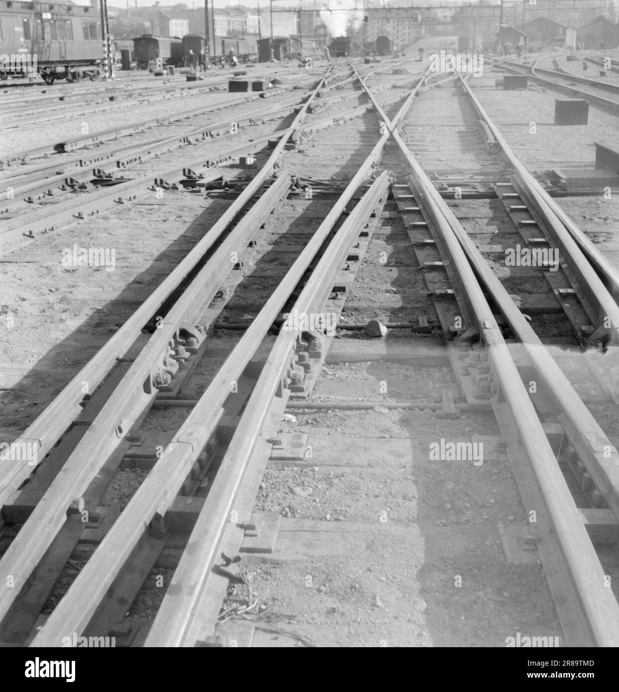 Actual 25-26-1948: Do they feel safe on a train at full speed [picture ...