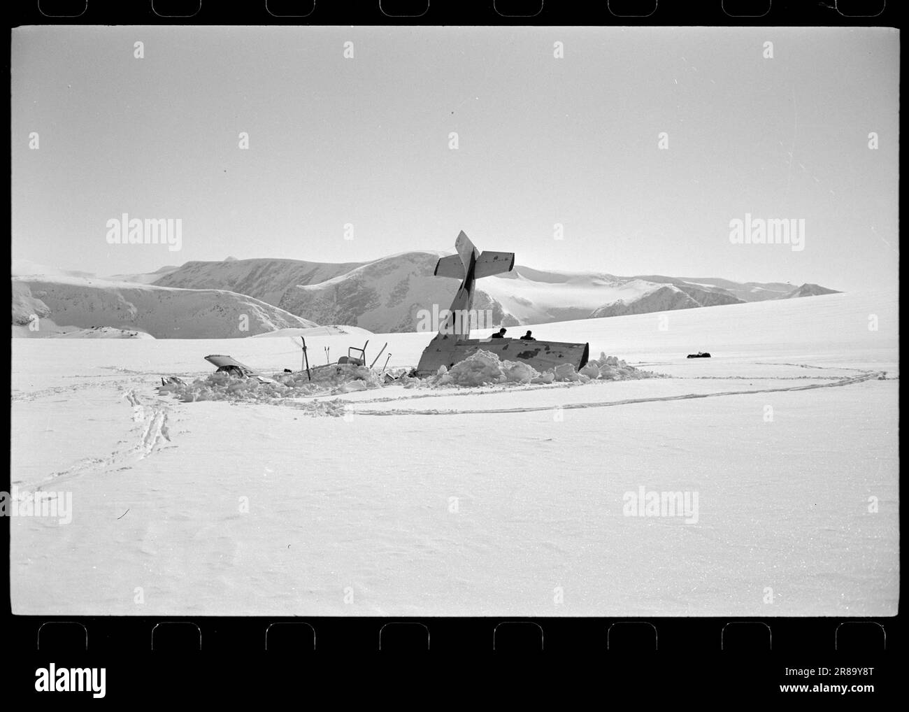 Actual 21-4-1960 : The plane was given a helicopter ride home The ...