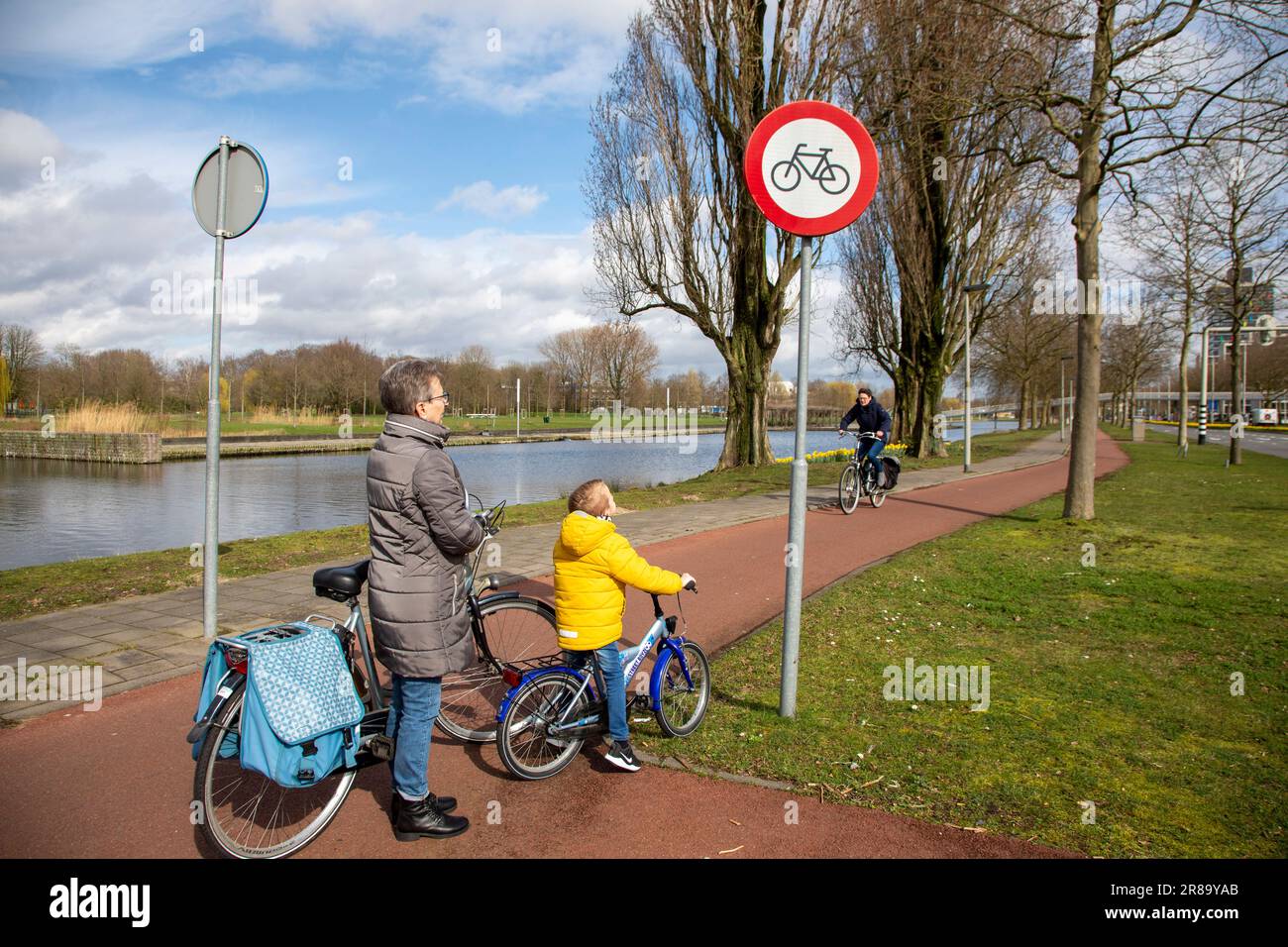 One way traffic sign bicycle hi-res stock photography and images - Alamy