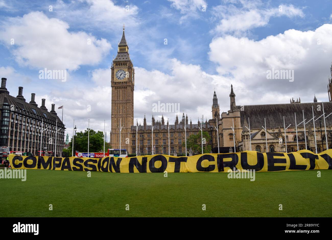 Amnesty international refugees welcome banner hi-res stock photography ...