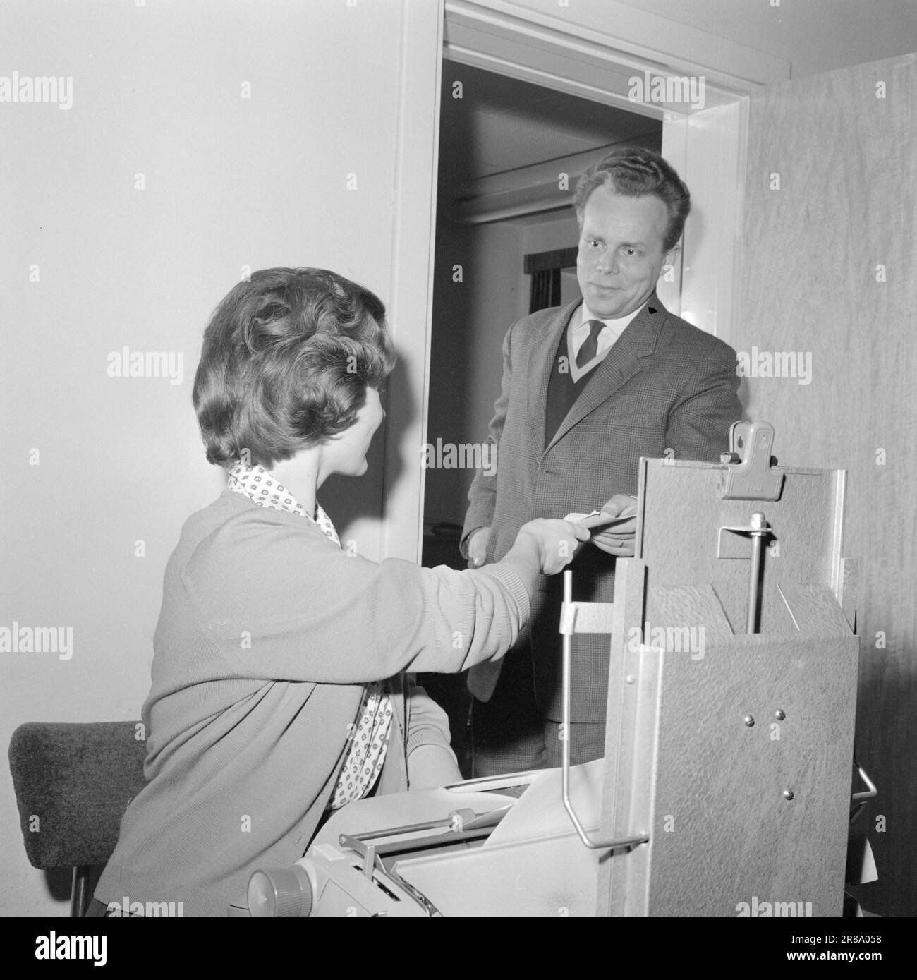 Current 51-7-1960: Why is Inger-Lise in such a hurry? She is on her way ...