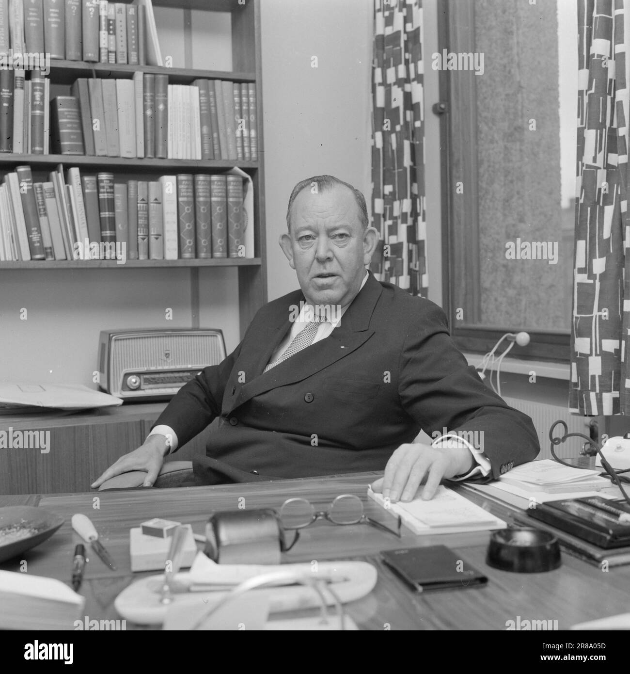 Actual 46-4-1960 : Sledgehammer and foil.Interview with the UN's first ...