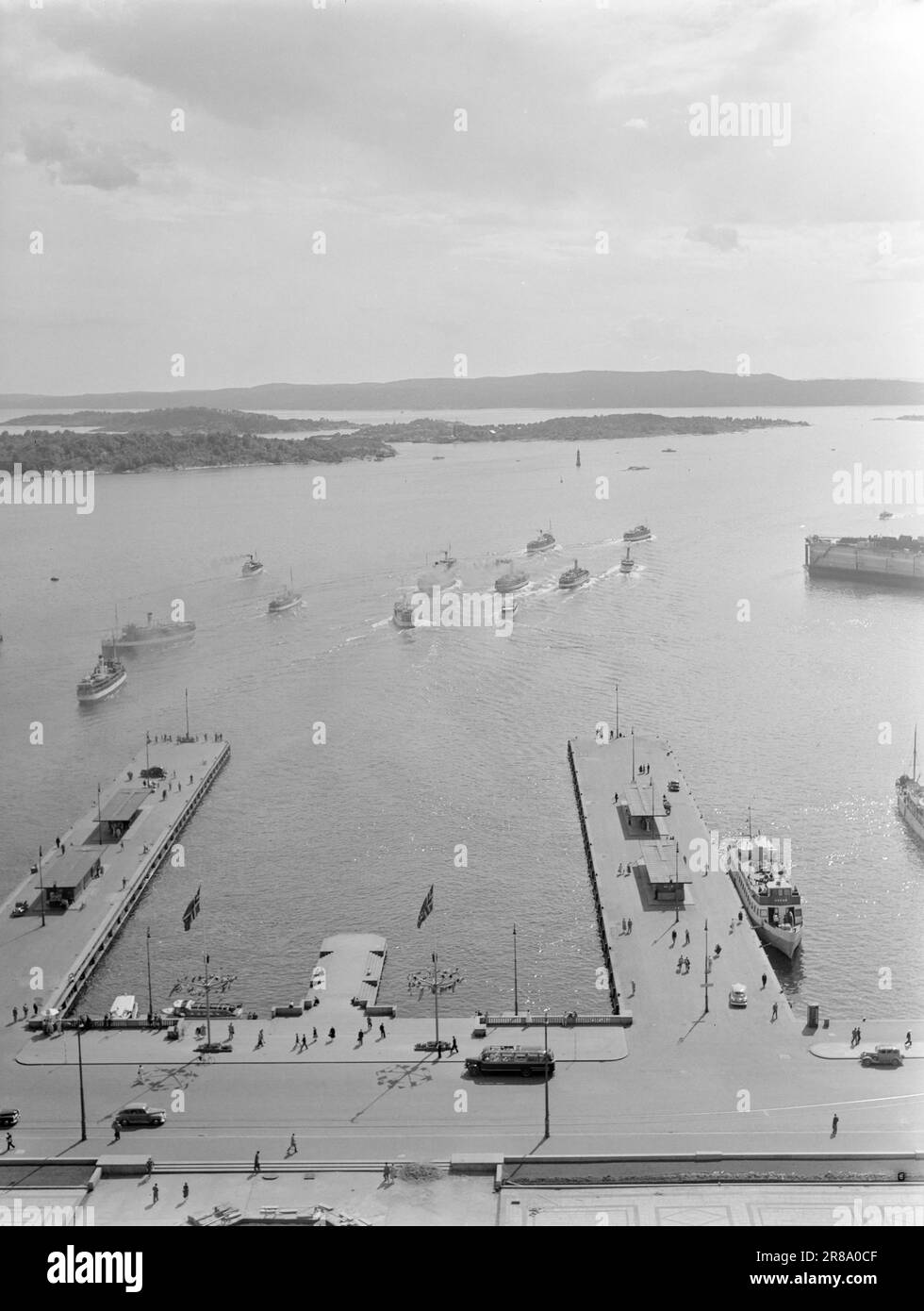 Actual 16-1950: The fjord's included swans.Steamboats in the Oslofjord ...