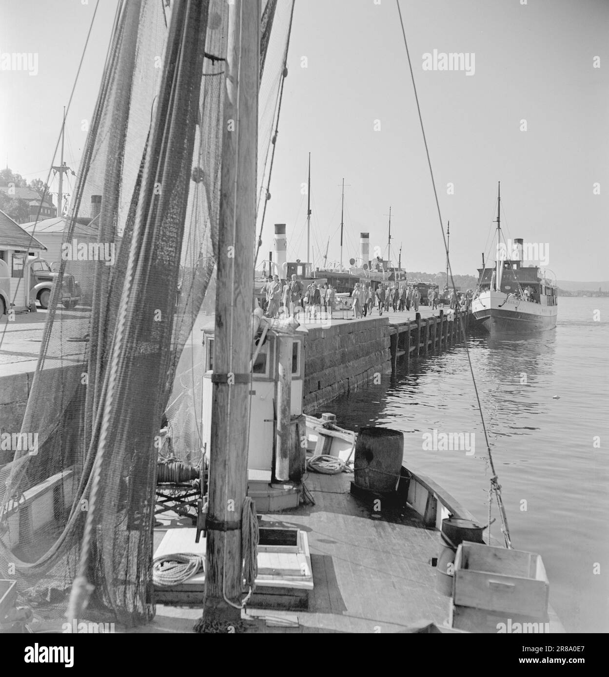 Actual 16-1950: The fjord's included swans.Steamboats in the Oslofjord ...