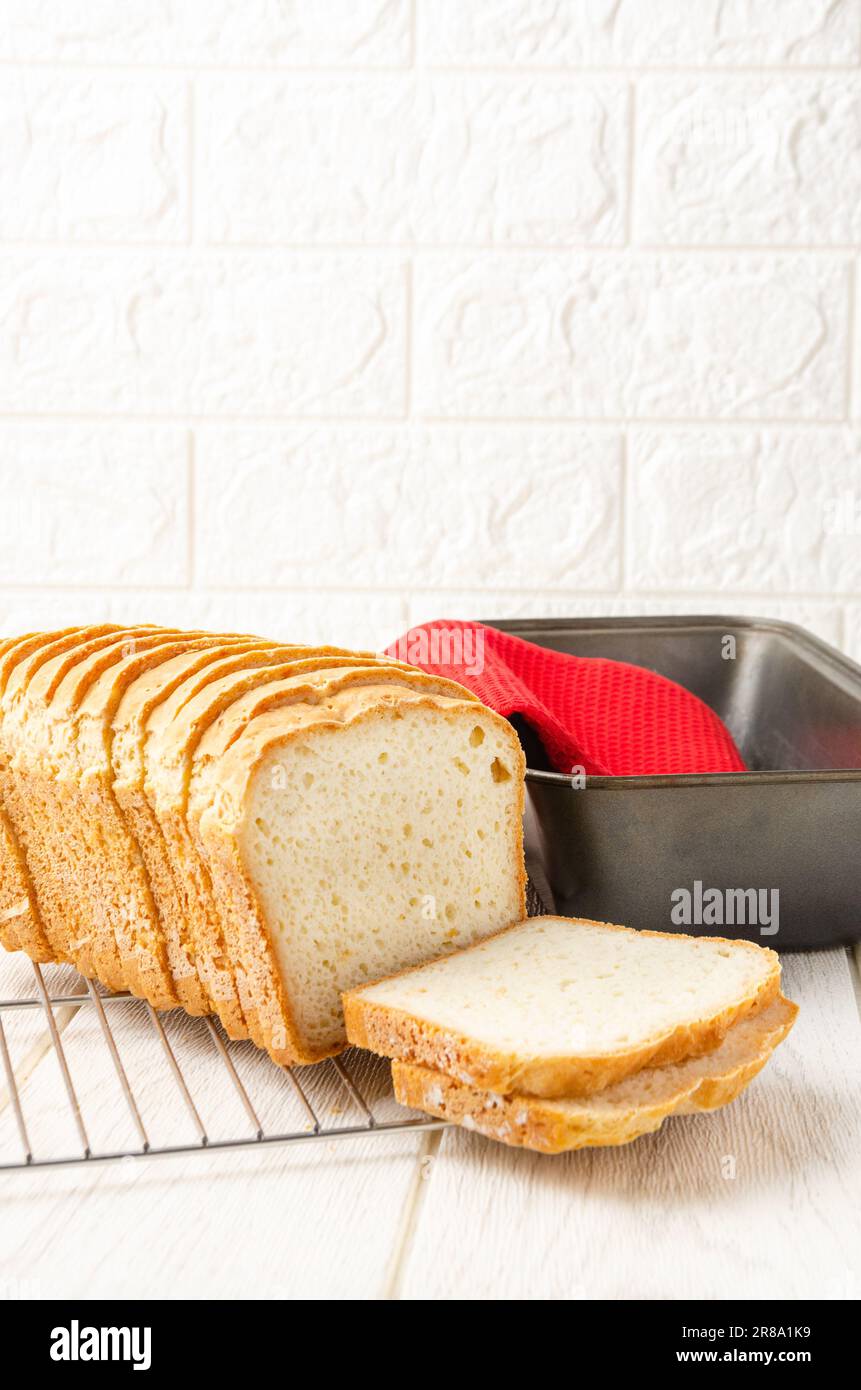 Sliced and fresh sandwich bread. Bread pan. White background Stock ...