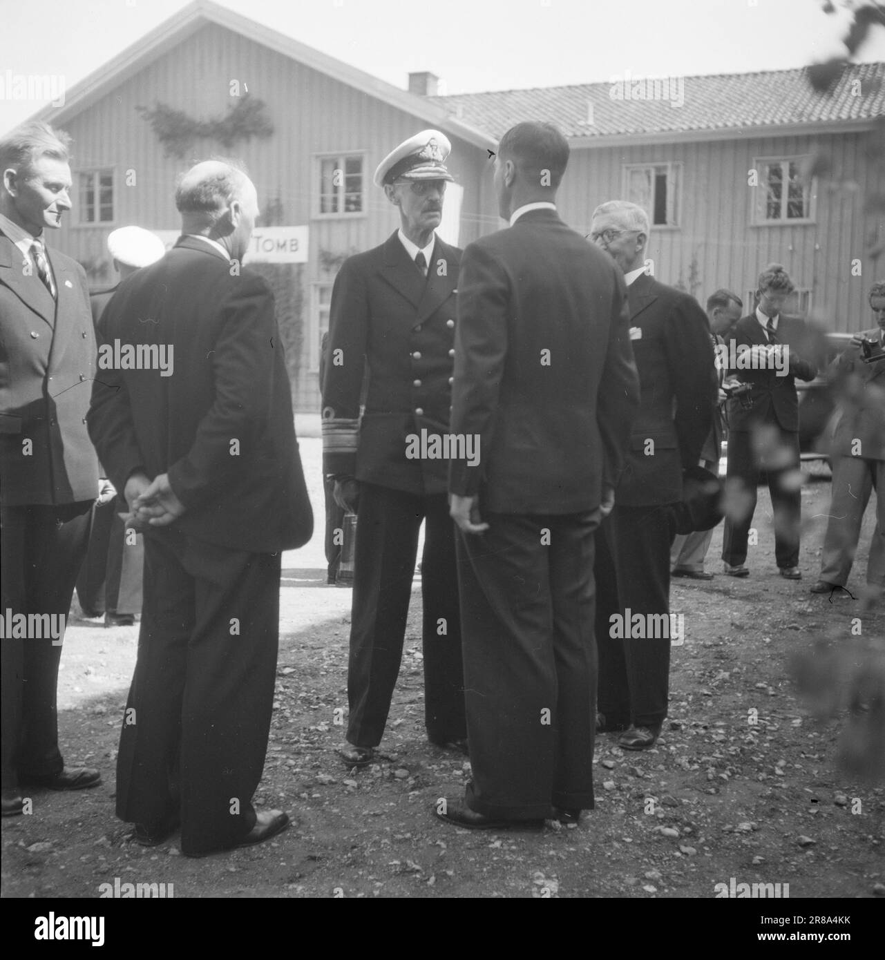 Current 14-3-1947: The King numberOut among people King Haakon 7th ...