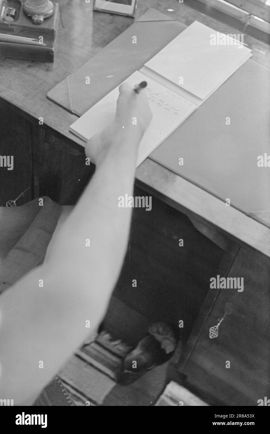 Actual 20-4-1947: Armless Tønsberg girlArmless Tønsberg girl who stands ...