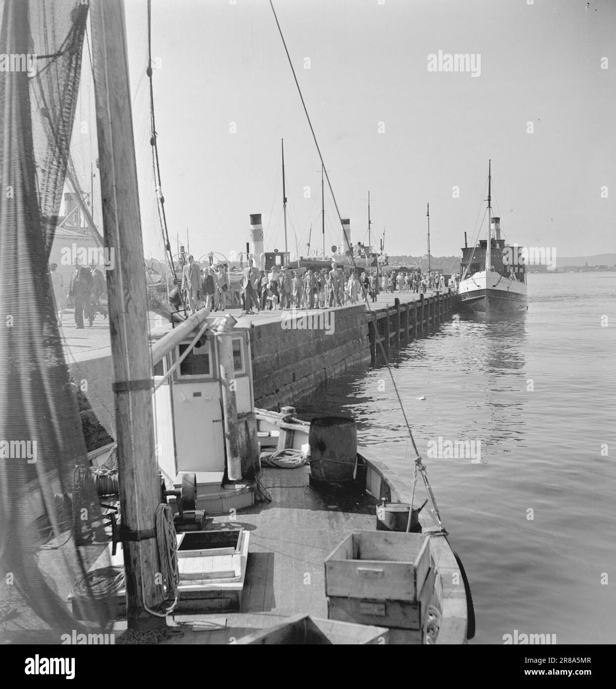 Actual 16-1950: The fjord's included swans.Steamboats in the Oslofjord ...