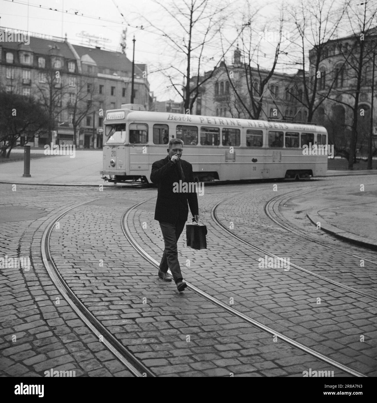 Current 25-1-1960: Where the city's pulse beats The camera reflects ...