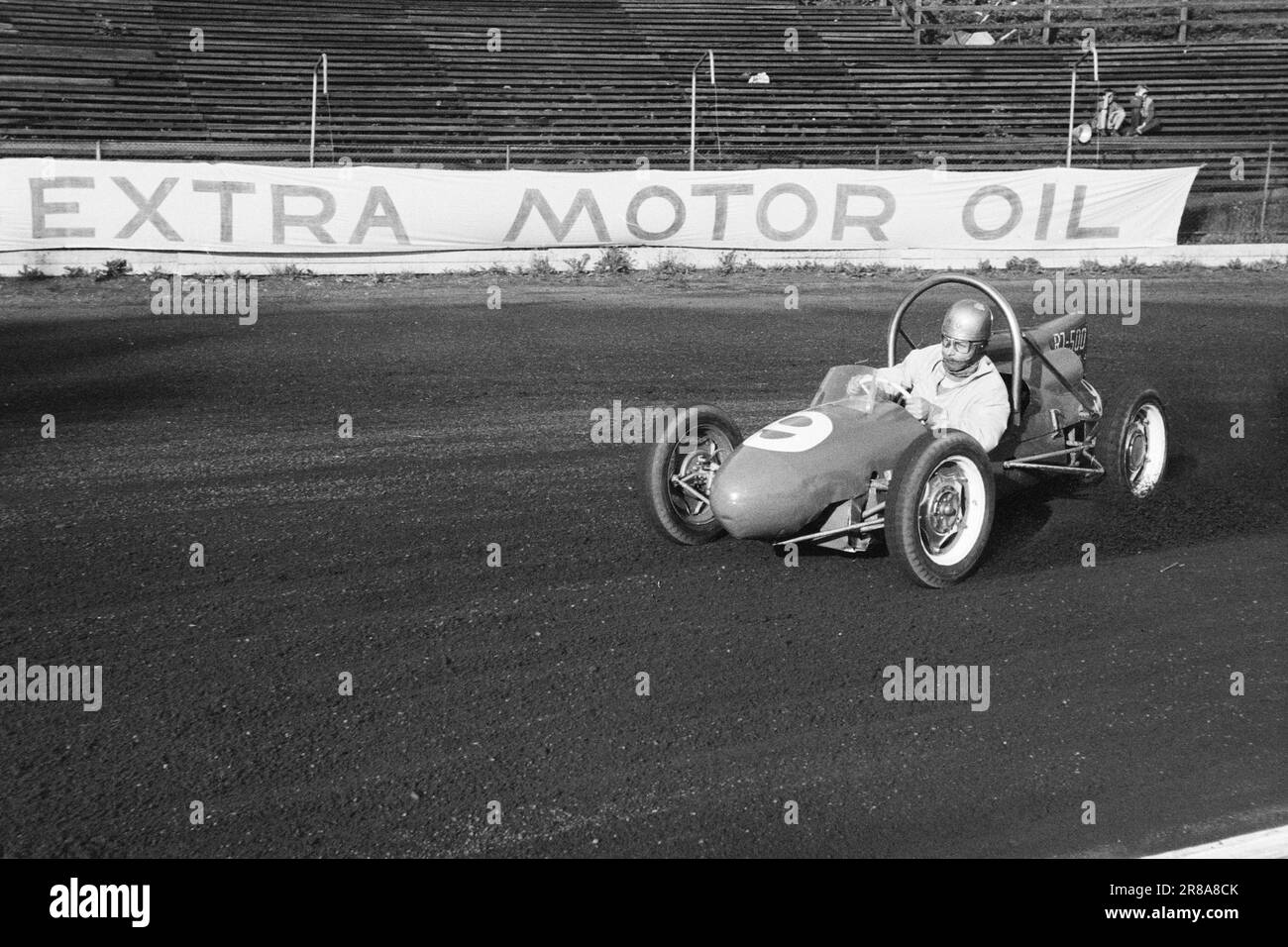 Current 26-2-1960: Our new speed king The world's best motorcyclists only see the rear wheel of ...