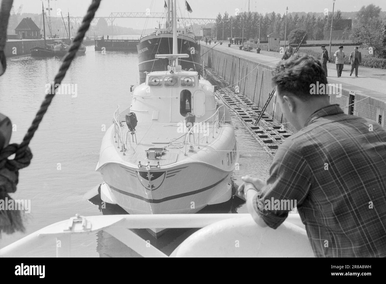 Current 26-4-1960: Water under the wings Norway's first hydrofoil boat ...