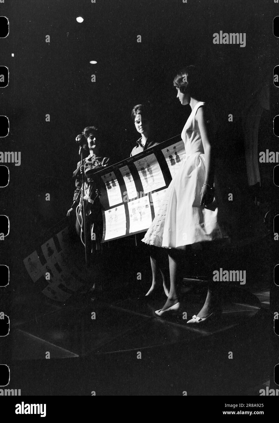 Actual 21-5-1960 : Søtten-Stil At a mannequin show at Regnbuen in Oslo ...